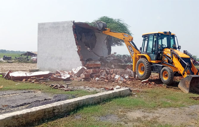 यमुना प्राधिकरण ने जेवर एयरपोर्ट के पास अवैध कॉलोनियों पर चलाया बुलडोजर 77 हजार वर्गमीटर ...