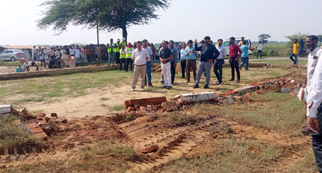 यमुना प्राधिकरण ने जेवर एयरपोर्ट के पास अवैध कॉलोनियों पर चलाया बुलडोजर 77 हजार वर्गमीटर ...