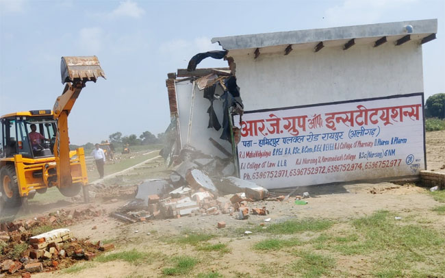 यमुना प्राधिकरण ने जेवर एयरपोर्ट के पास अवैध कॉलोनियों पर चलाया बुलडोजर 77 हजार वर्गमीटर ...