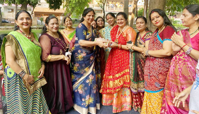 नवरात्रि पर्व पर कविनगर जी ब्लॉक में महिलाओं ने किया गरवा डांस - UdayBhoomi