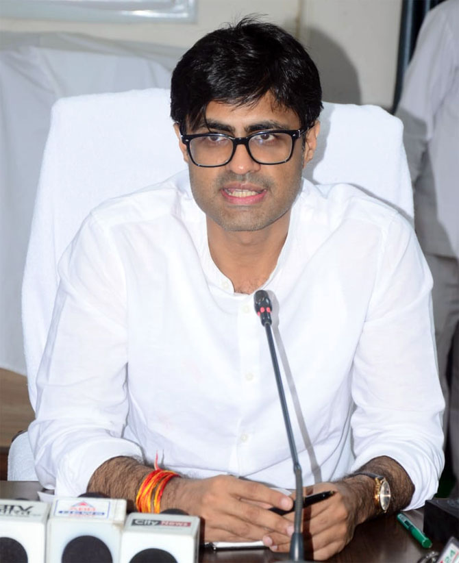 फिर शुरू हुआ निगमकर्मियों का आंदोलन काम पर वापस लौटने की नगर आयुक्त ने की अपील - UdayBhoomi