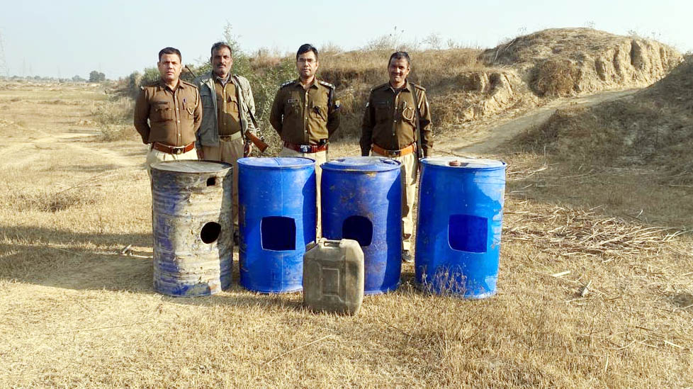 हिंडन खादर क्षेत्र में आबकारी विभाग की टीम ने दी दबिश, शराब से भरे ड्रम बरामद - UdayBhoomi
