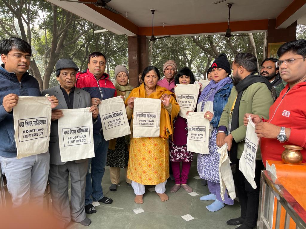 स्वच्छ तीर्थ महाभियान में महापौर ने मंदिर में झाड़ू लगाकर दिया स्वच्छता का संदेश - UdayBhoomi