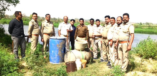 हिंडन में शराब माफिया की भट्टी पर चला डंडा - UdayBhoomi