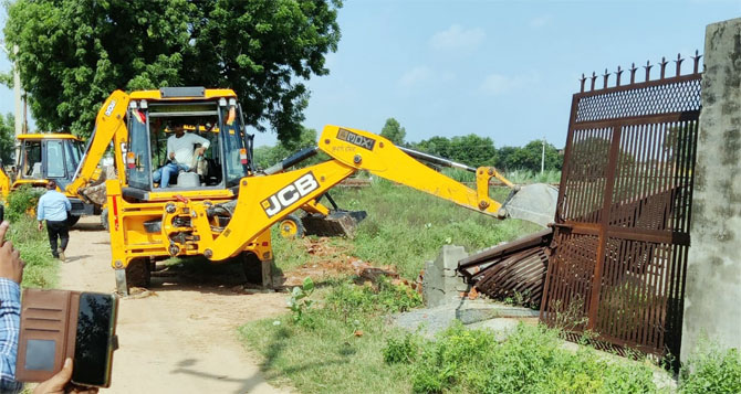 यमुना प्राधिकरण ने जेवर एयरपोर्ट के पास अवैध कॉलोनियों पर चलाया बुलडोजर 77 हजार वर्गमीटर ...