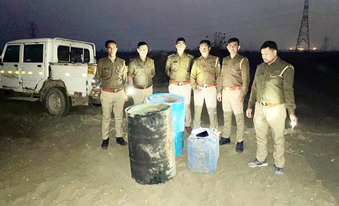 आबकारी विभाग ने हिंडन खादर क्षेत्र में जमीन से खोदकर निकाली शराब - UdayBhoomi