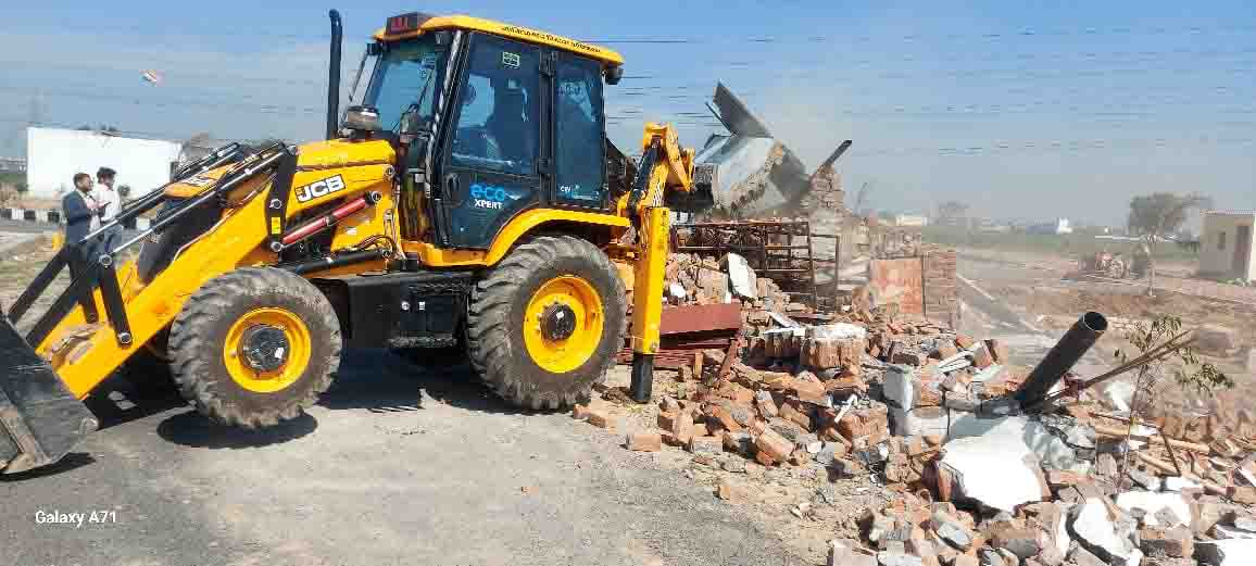 ग्राम पिपलहेडा में अवैध निर्माण पर कहर बनकर टूटा जीडीए का बुलडोजर - UdayBhoomi